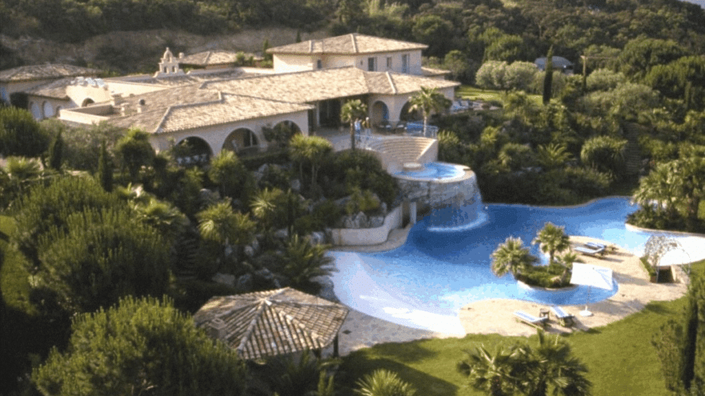 Découvrez La Lorada : La villa où Johnny Hallyday a enregistré son album légendaire - Actual ...