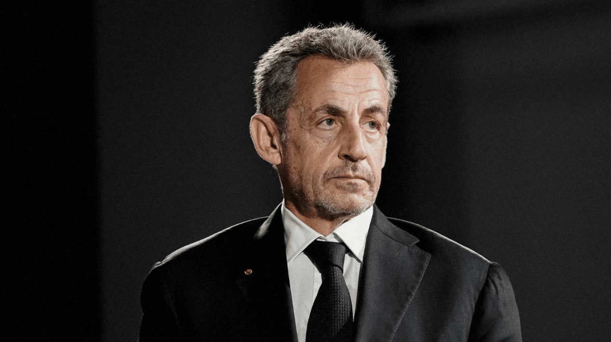 Nicolas Sarkozy : une vie sous surveillance dans sa "prison" de luxe en ...