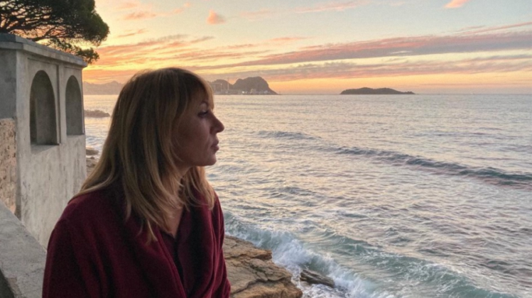 Après un drame familial, Mathilde Seigner trouve la paix dans le Sud - Actual Immo - mars 2025