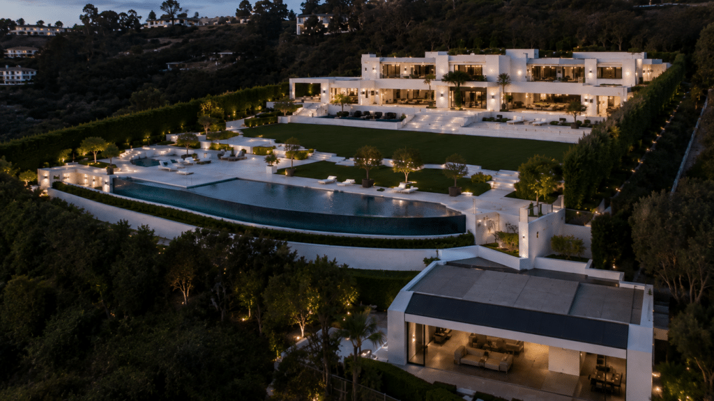 Jennifer Lopez baisse de 18 millions le prix de sa villa à Beverly ...
